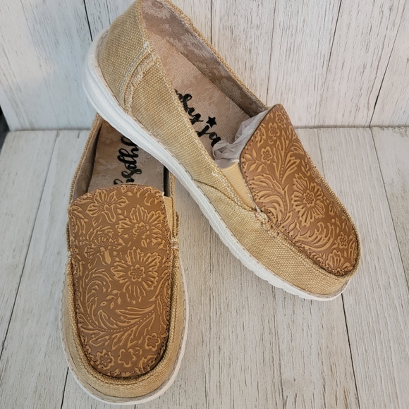 Gypsy Jazz | Shoes | 5 Off Salegypsy Jazz Ariel Tan Tooled Slip On ...